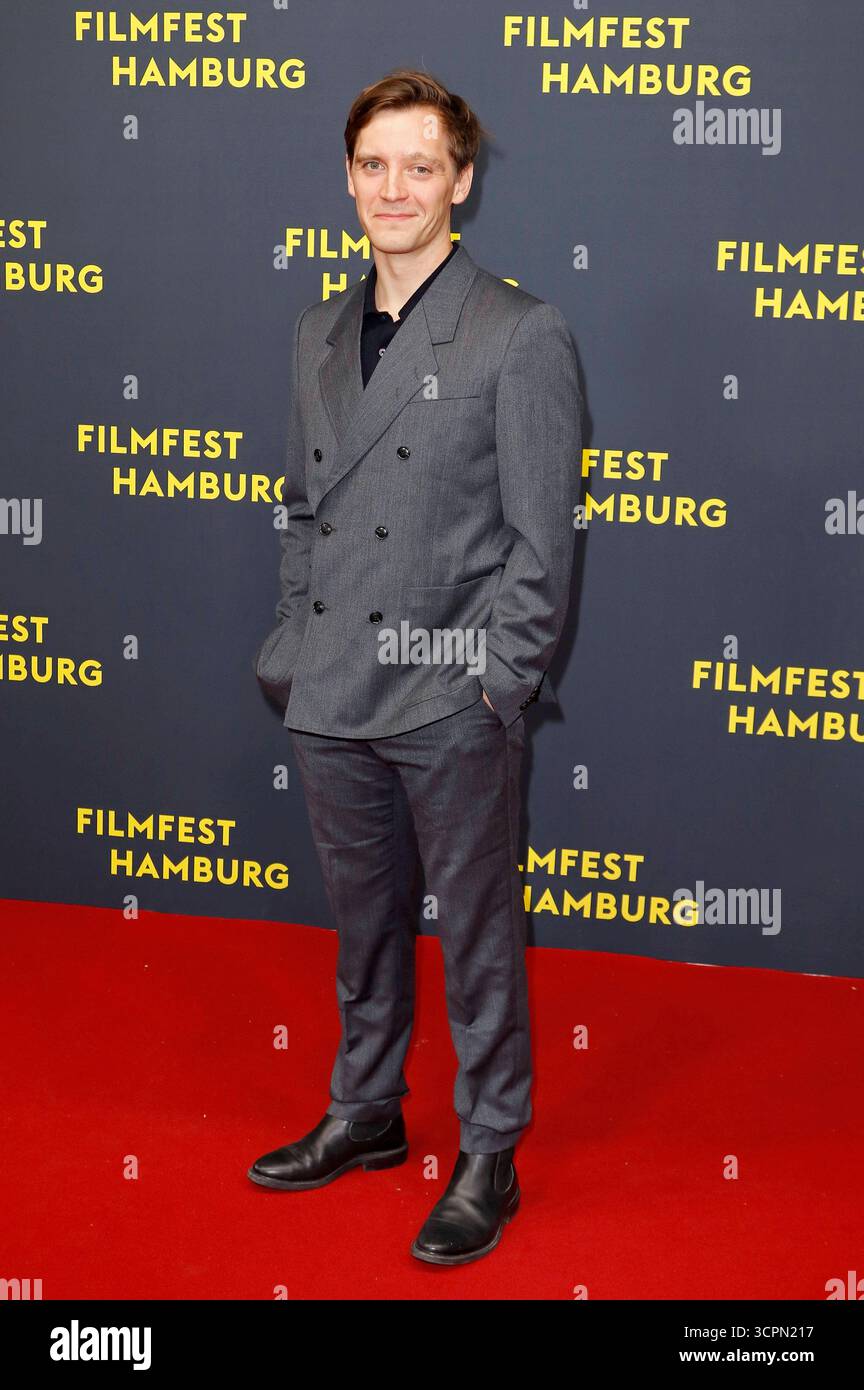 Jonas Ney bei der Premiere der ARD Miniserie Sternstunde der Mörder auf ...