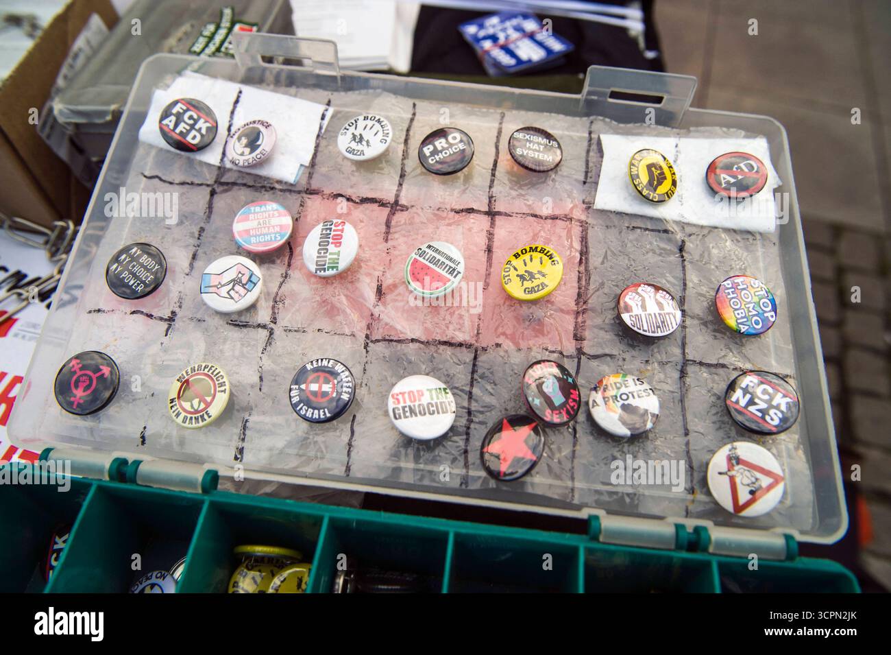 Sammlung politischer Buttons und Anstecker aus der links-alternativen ...
