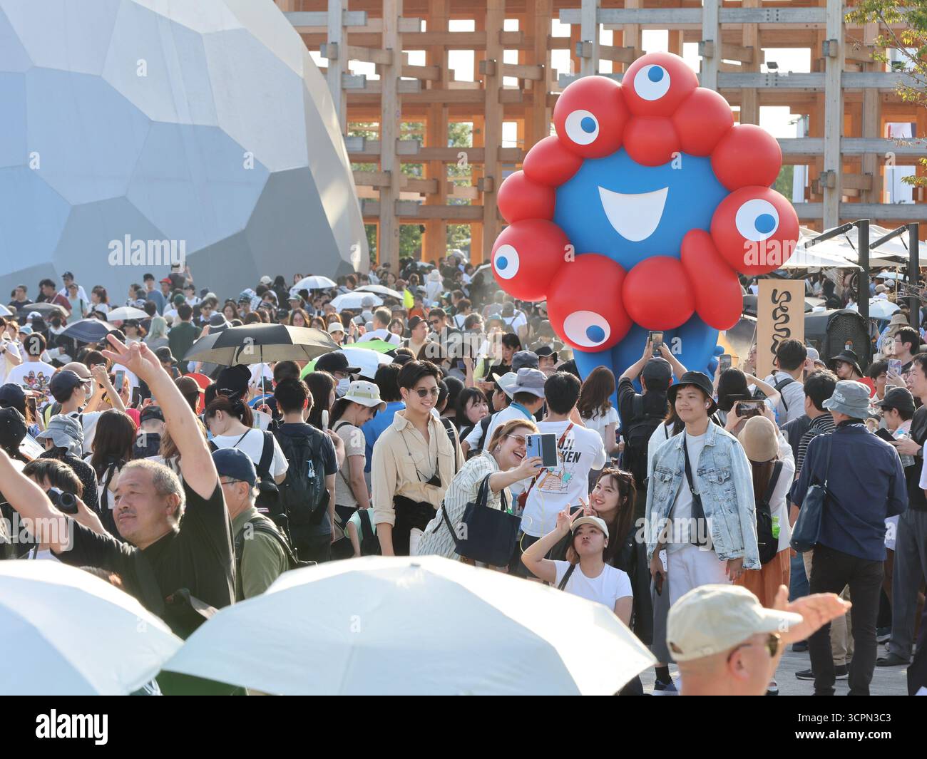 Many people visit the Osaka Kansai EXPO venue in Yumeshima, Osaka ...
