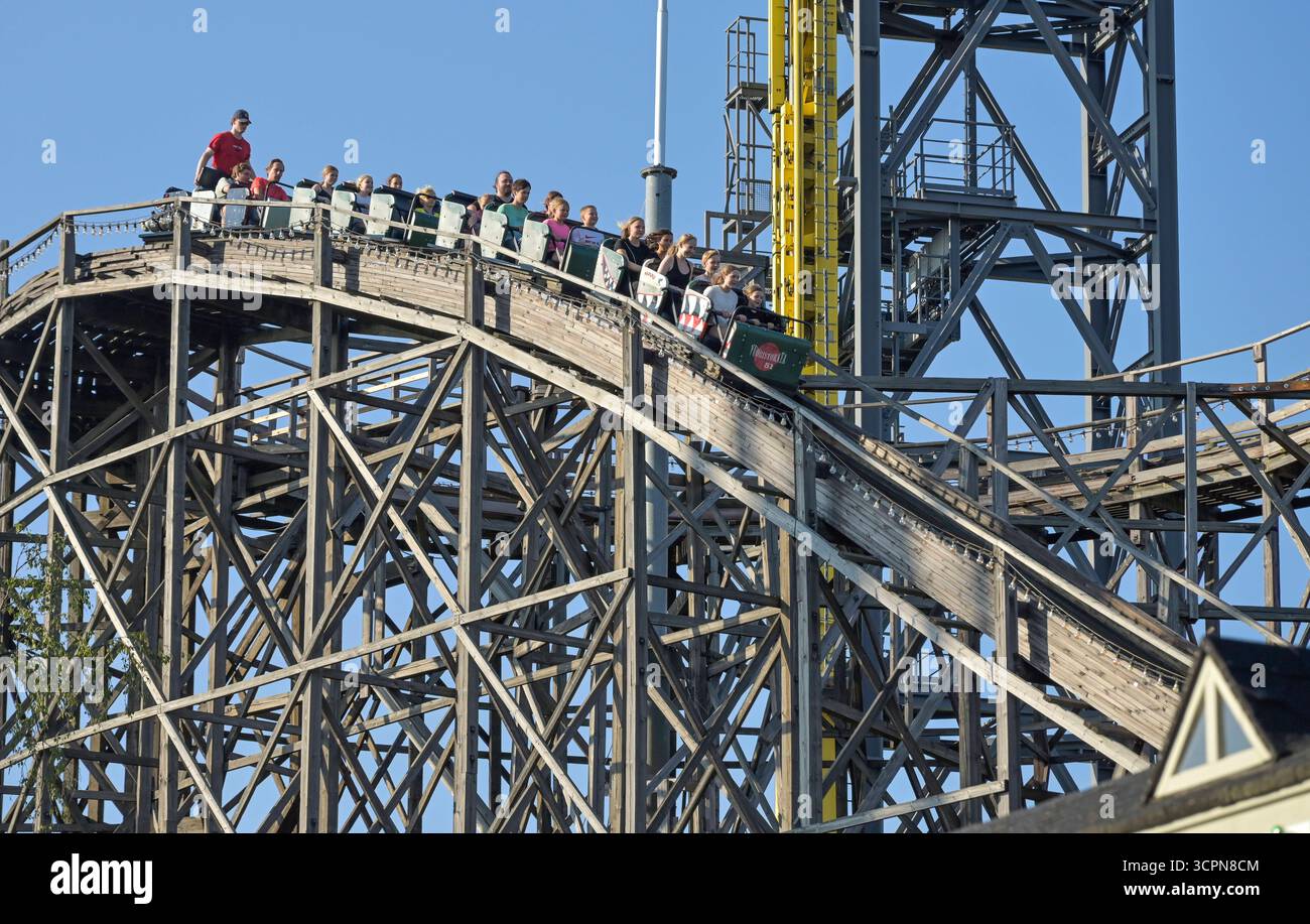 Holzachterbahn Vuoristorata, Freizeitpark Linnanmäki, Helsinki, Finnland *** Wooden roller ...
