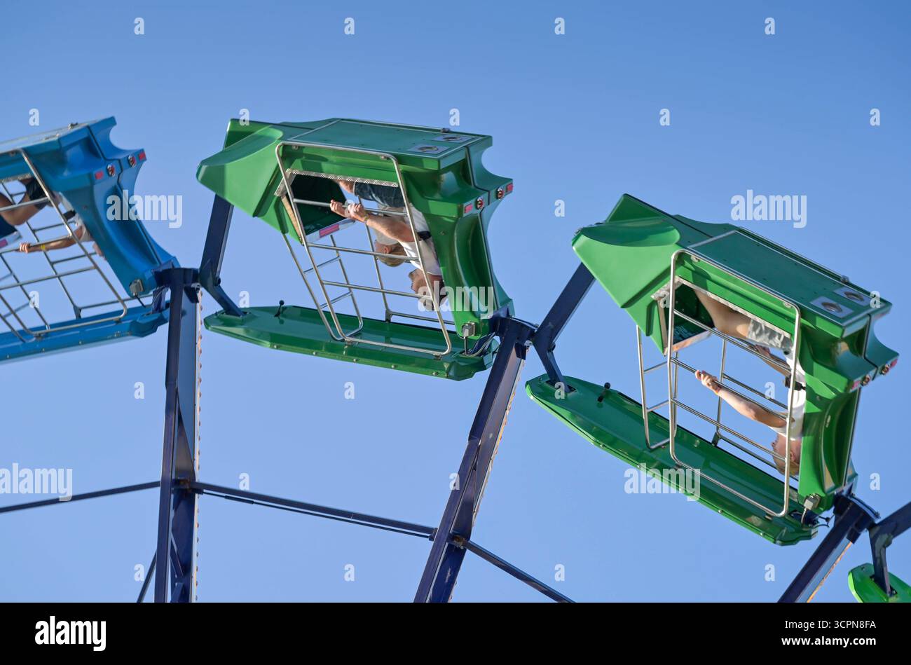 Fahrgerät, Freizeitpark Linnanmäki, Helsinki, Finnland *** Ride, Linnanmäki Amusement Park ...