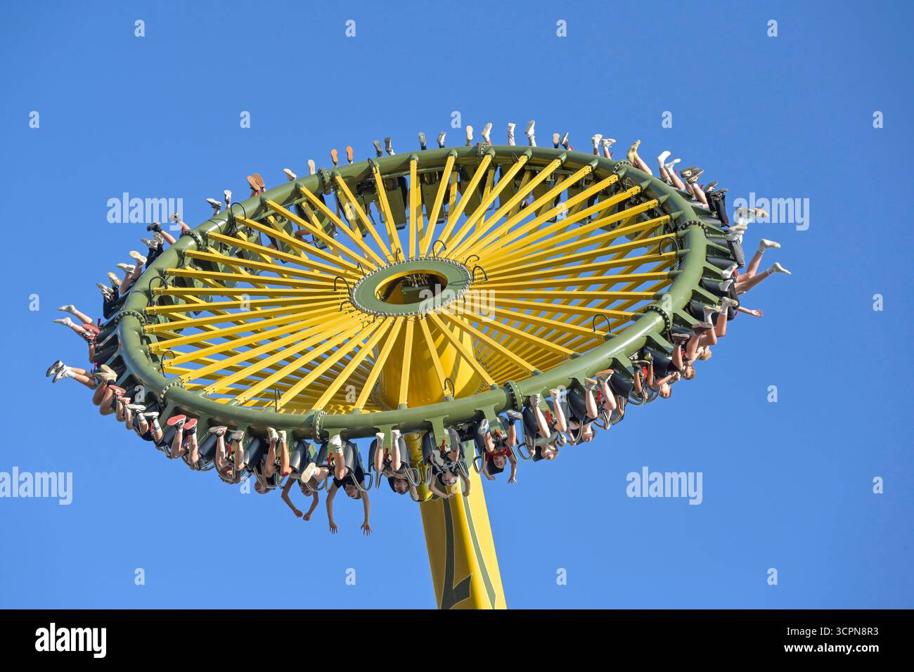 Swingi Fahrgerät, Freizeitpark Linnanmäki, Helsinki, Finnland *** Swingi ride, Linnanmäki ...