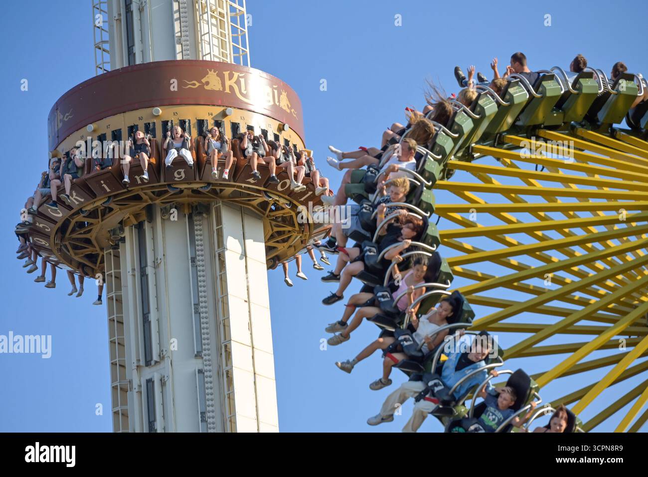 Fallturm Kingi, Swingi Fahrgerät, Freizeitpark Linnanmäki, Helsinki, Finnland *** Kingi drop ...