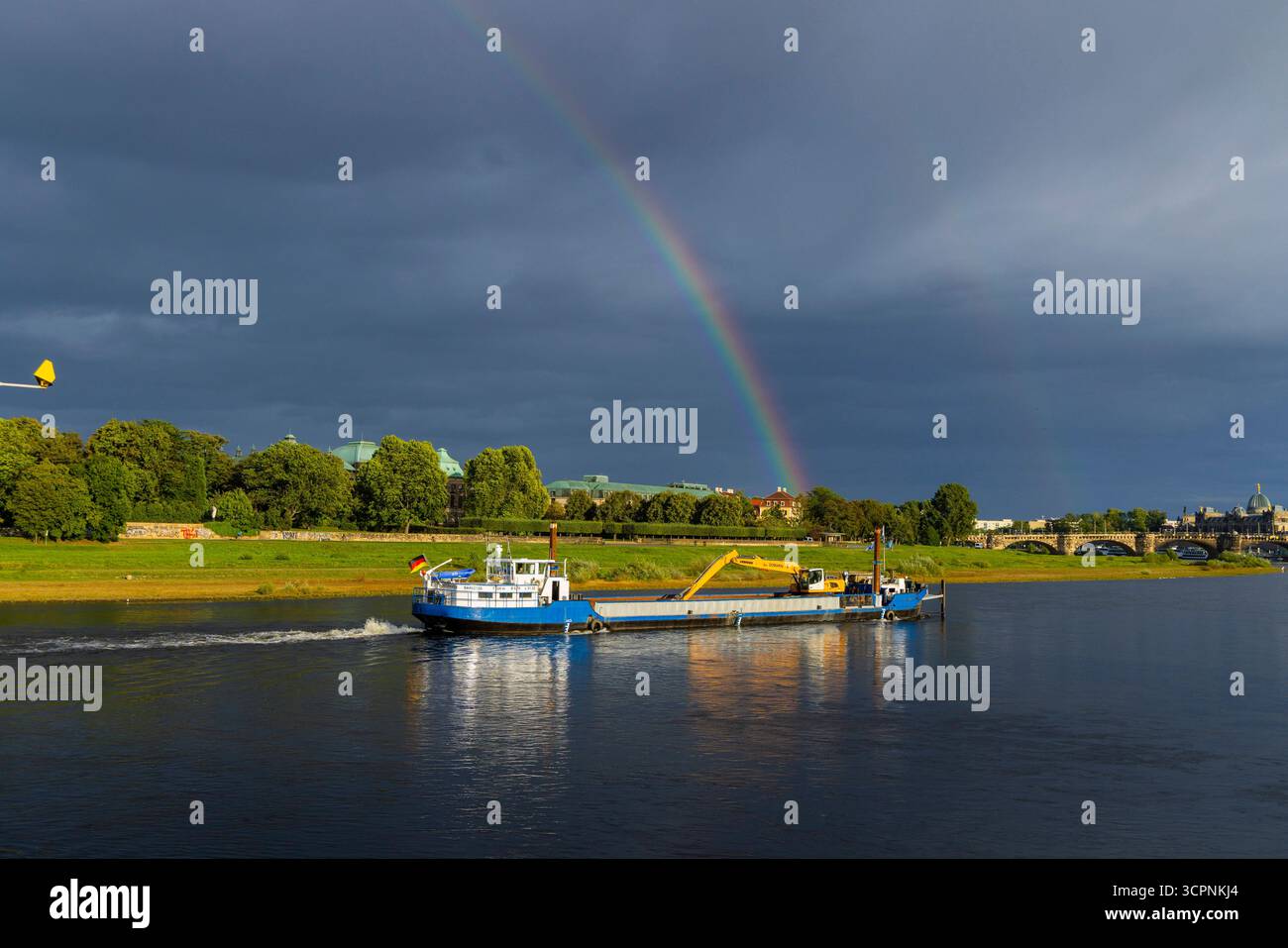 Dresden Altstadt Baggerschiff Domarin mit Regenbogen über der Elbe am Neustädter Elbufer ...