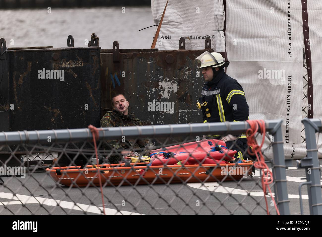 Hamburg, Germany. 27th Sep, 2025. Firefighters practise providing ...