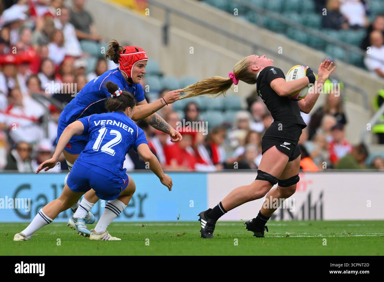 New Zealand's Jorja Miller gets her hair pulled by Charlotte Escudero ...