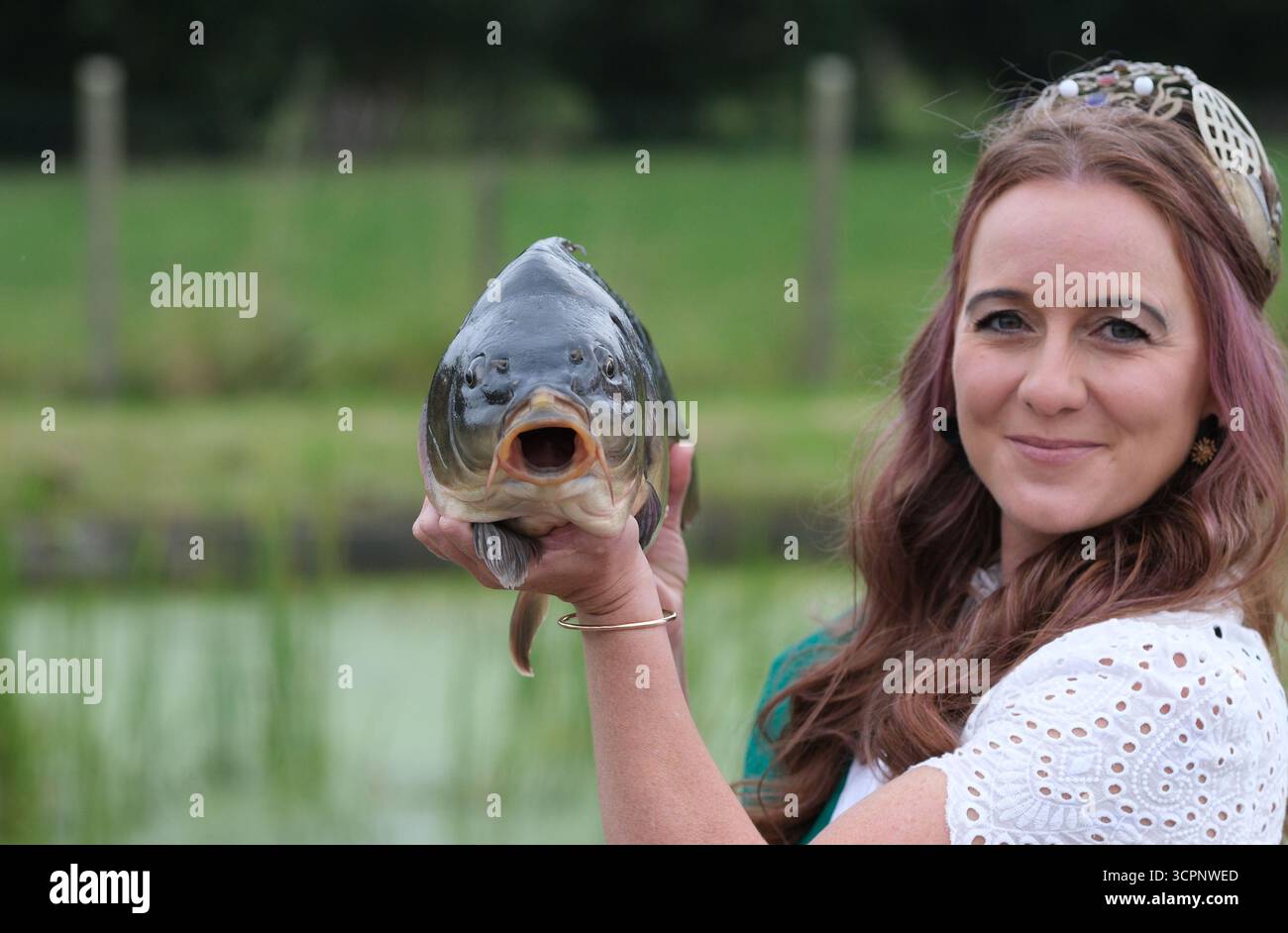 27 September 2025, Saxony, Göttwitz: Janine I, Saxon fish queen, holds ...