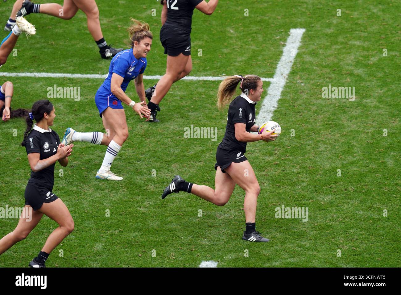 New Zealand's Renee Holmes (right) breaks free on the way to score ...