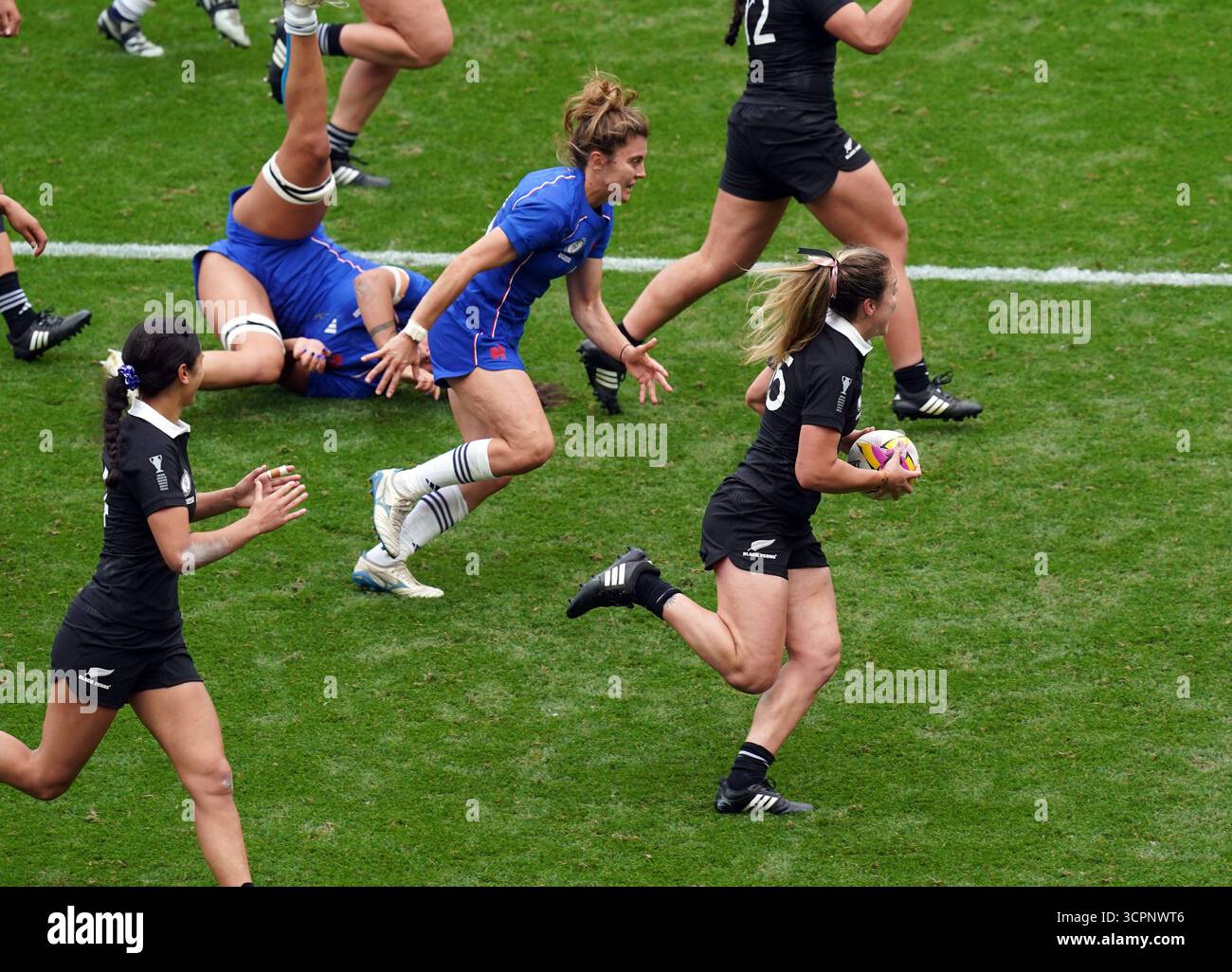 New Zealand's Renee Holmes (right) breaks free on the way to score ...