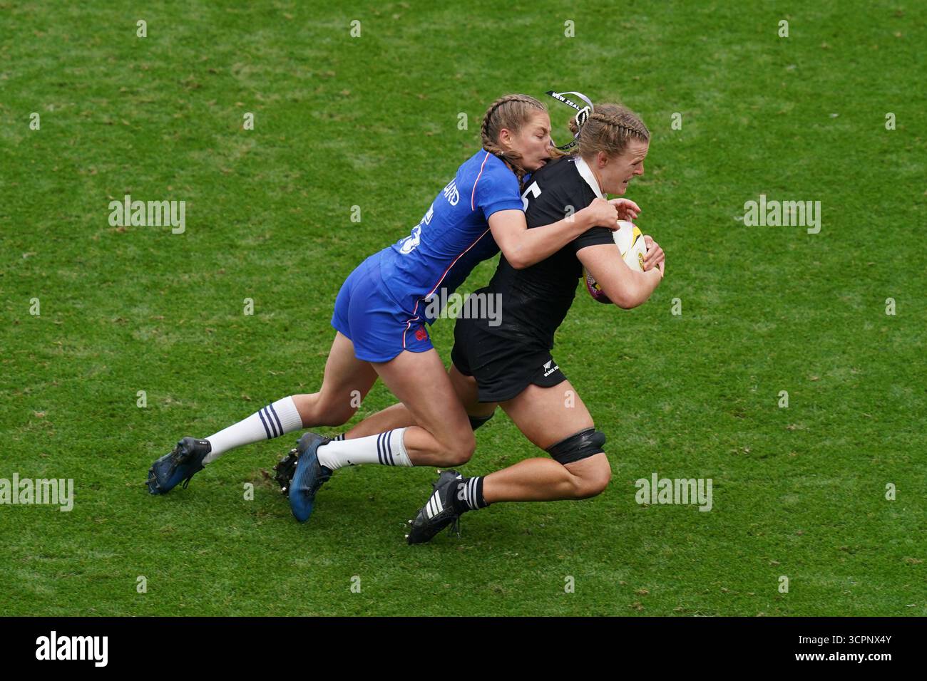New Zealand's Laura Bayfield (right) scores their side’s 4th try of the ...