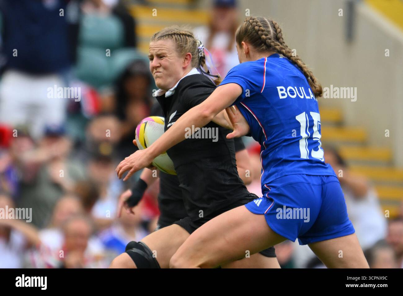 New Zealand's Laura Bayfield, background, on her way to score a try ...