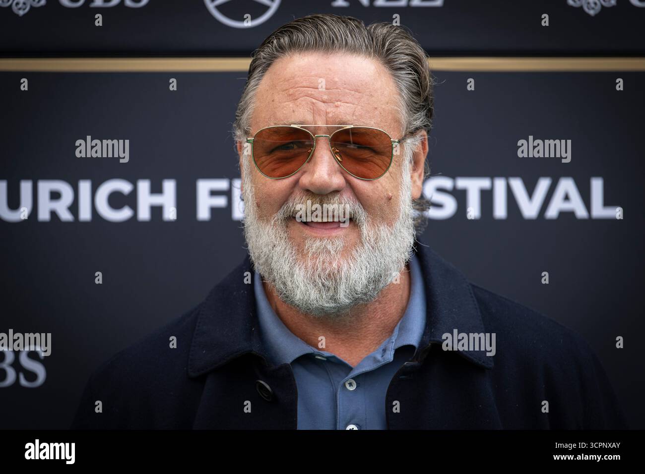 Russell Crowe poses on the Green Carpet of the 21th Zurich Film ...