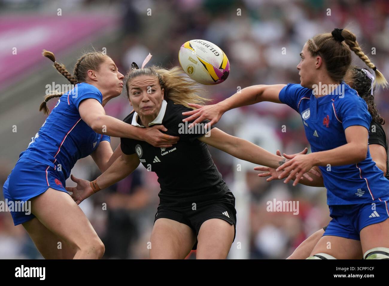 New Zealand's Renee Holmes, center challenges for the ball with Joanna ...