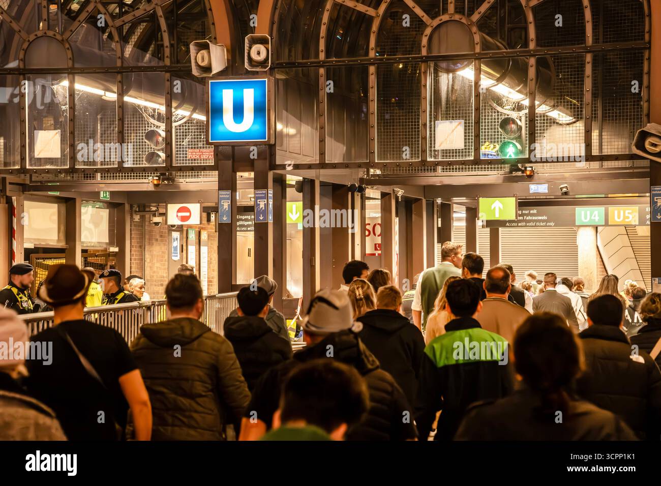Oktoberfest 2025, U-Bahnhof Theresienwiese, Wiesnbesucher auf dem ...