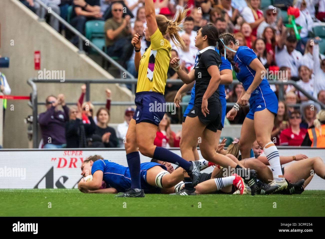 London, UK, 27th September 2025 France flanker Lea Champon reaches over ...