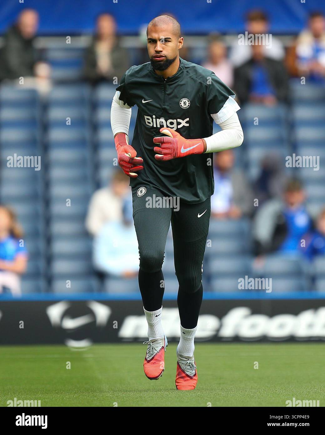 London, England, September 27 2025: Goalkeeper Robert Sanchez (1 ...
