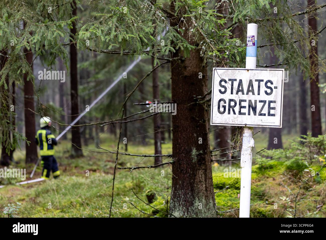 Selb, Germany. 27th Sep, 2025. Firefighters practise firefighting with ...