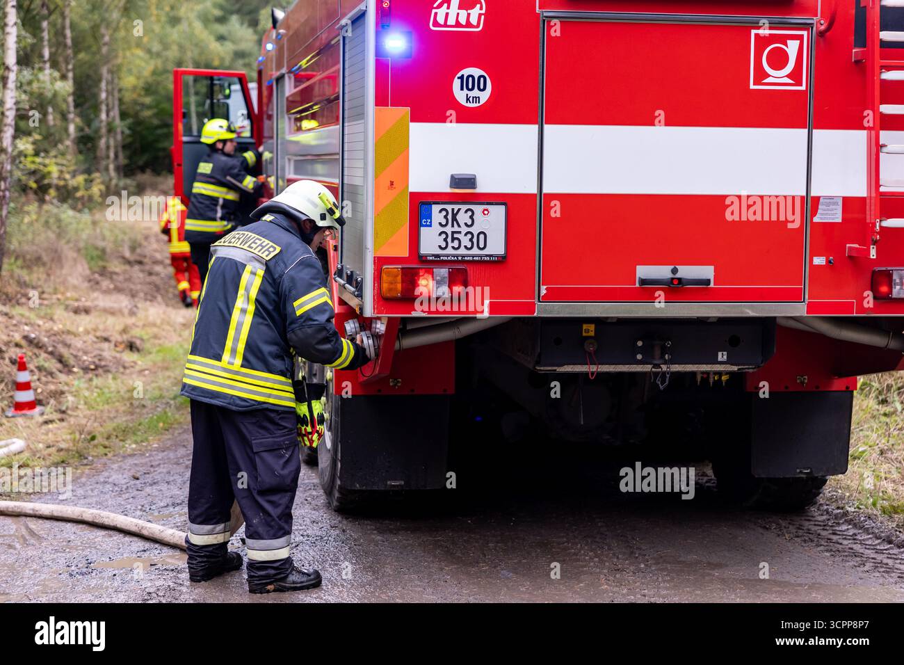 Selb, Germany. 27th Sep, 2025. A firefighter connects a hose to a Czech ...