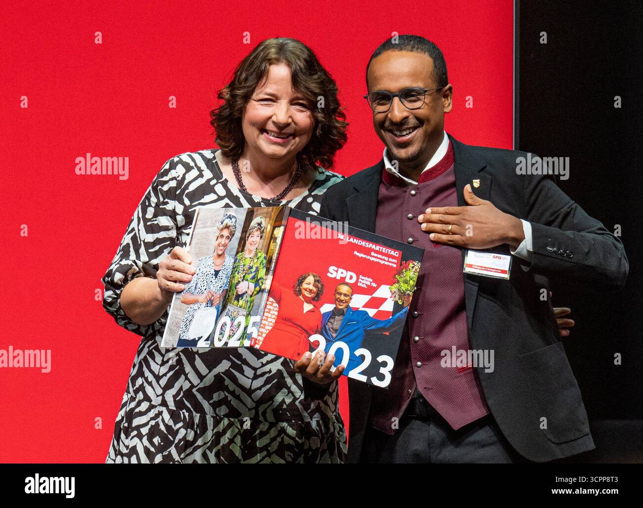 27 September 2025, Bavaria, Landshut: Ruth Müller and Nasser Ahmed are ...
