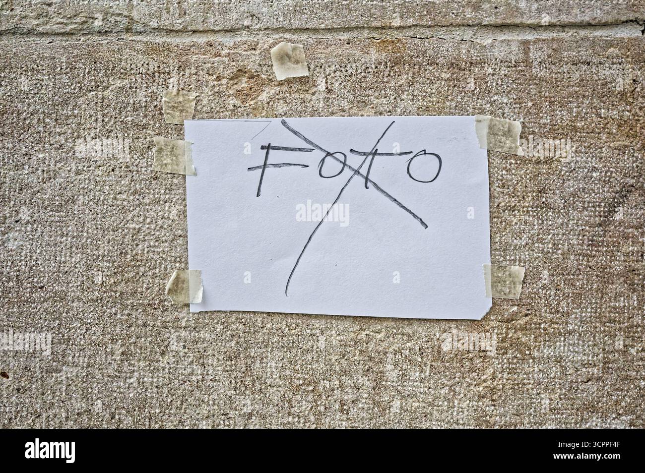 Nein. Hier keine Fotos, ein handgeschriebener Zettel weist auf das ...