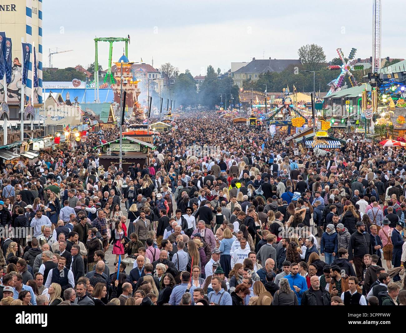 Munich, Germany. 26th Sep, 2025. Visitors gather in large crowds at ...