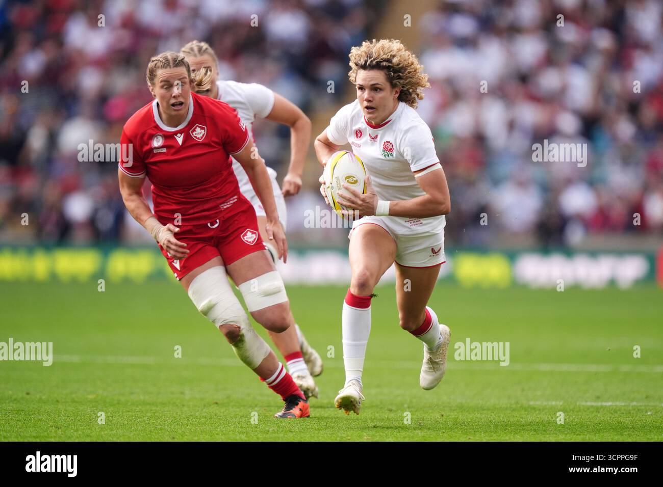 England's Ellie Kildunne (right) runs in to score a try during the ...