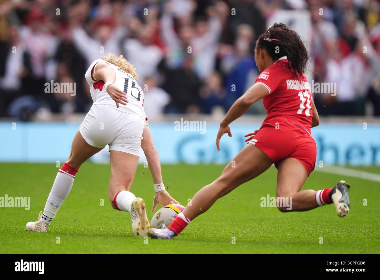 England's Ellie Kildunne (left) scores a try during the Women's Rugby ...
