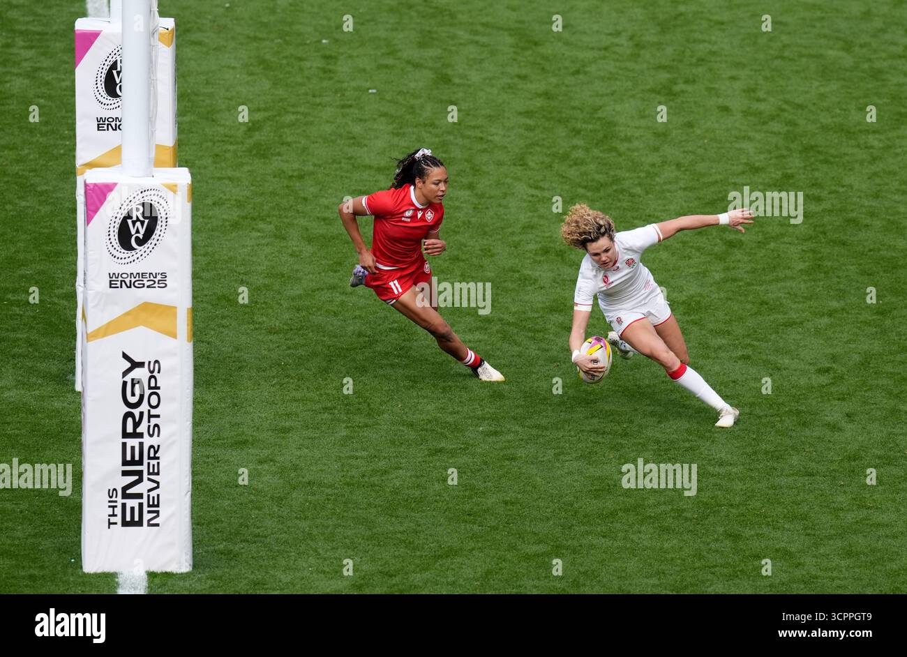 England's Ellie Kildunne runs in to score her sides first try during ...