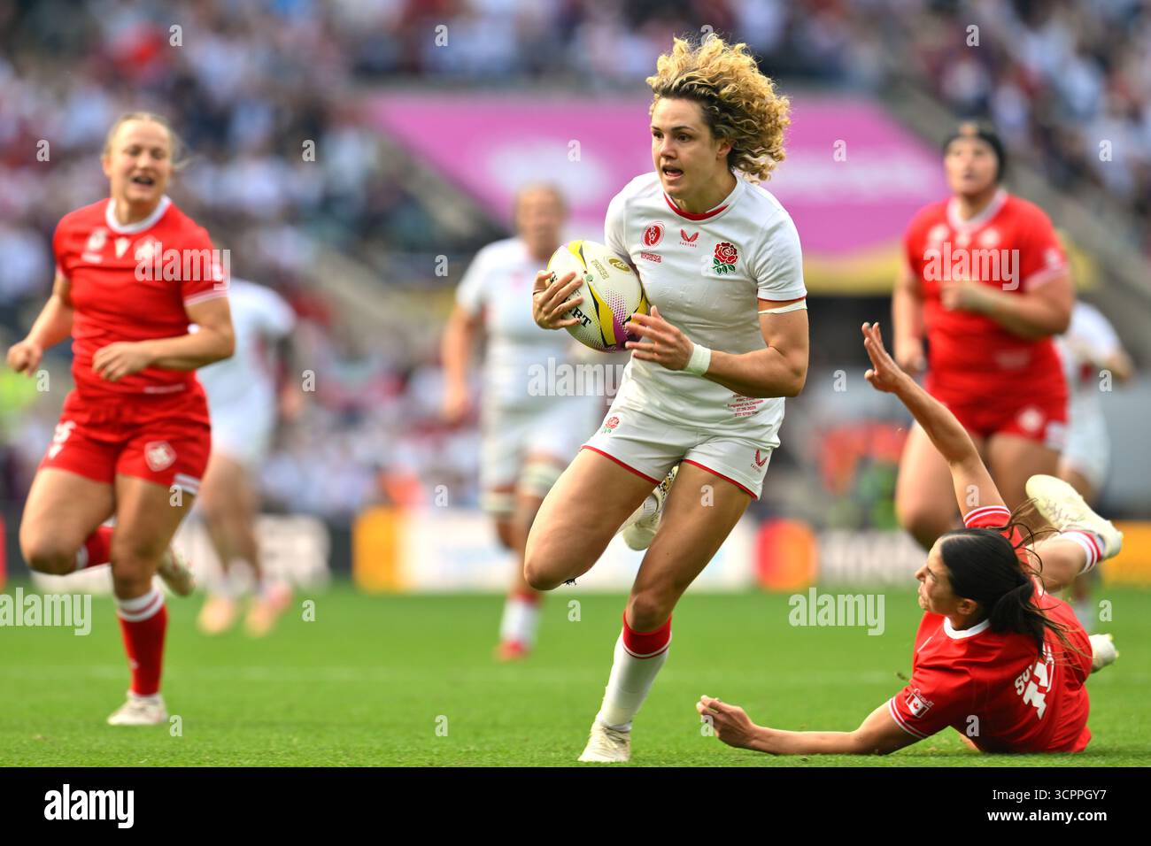 England's Ellie Kildunne runs to score a try during the Women's Rugby ...