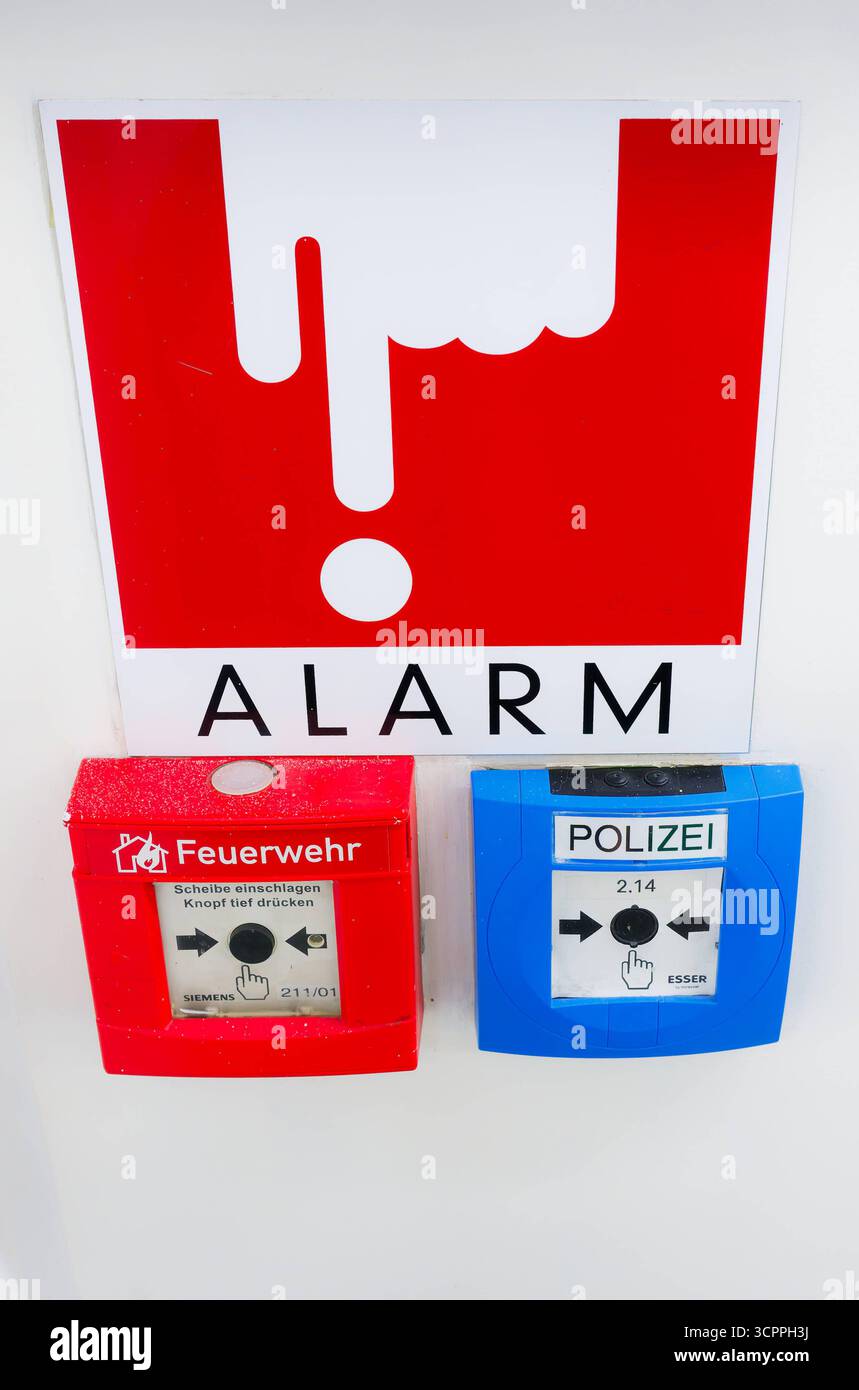 Notruf. Alarmtafel mit Handfeuermelder und Alarmierung der Polizei ...