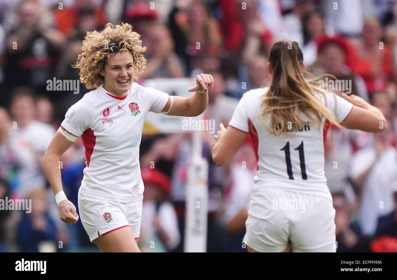England's Ellie Kildunne (left) celebrates scoring a try with Jess ...