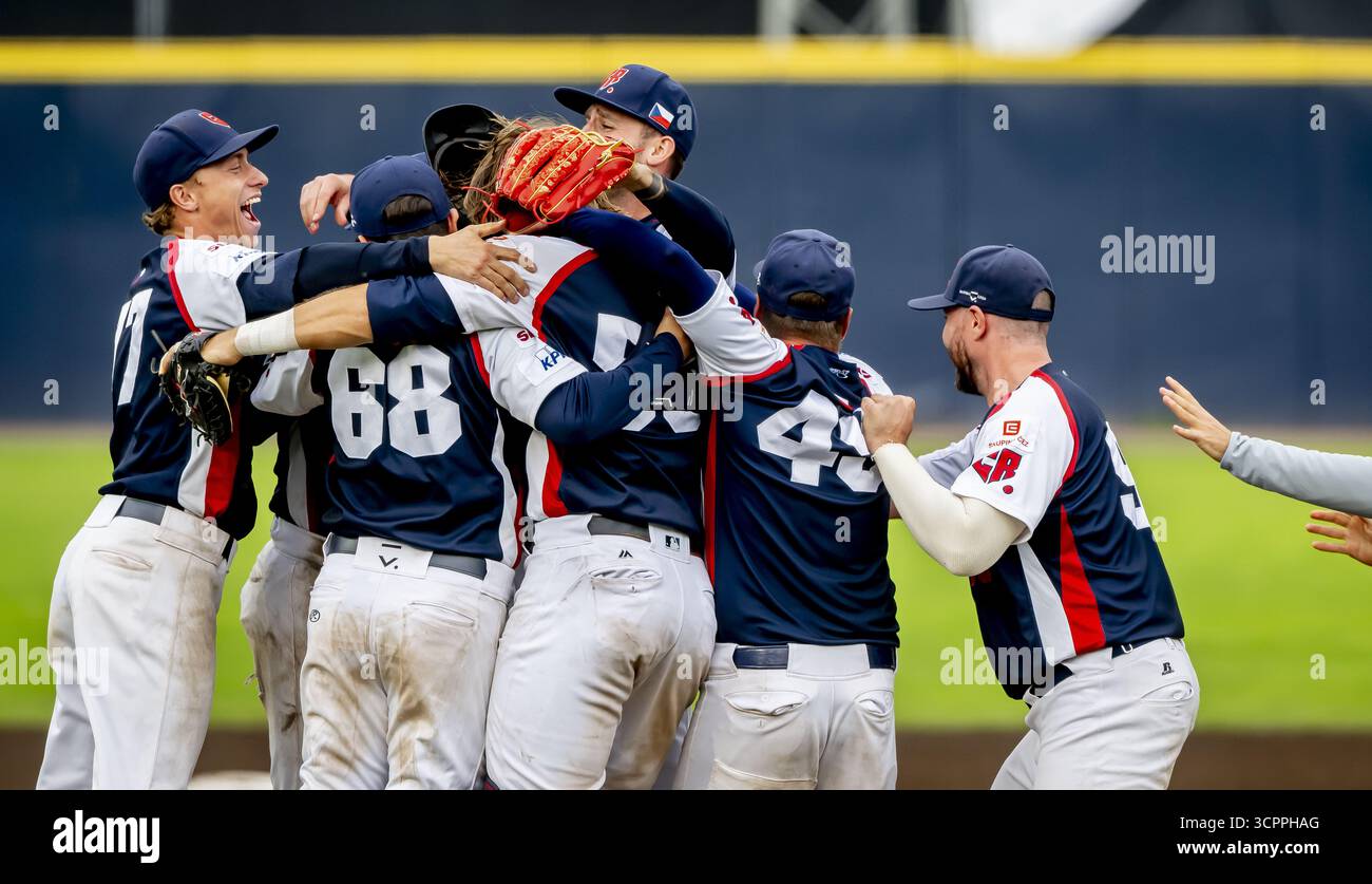 ROTTERDAM - Czech Republic baseball players celebrate against Spain ...