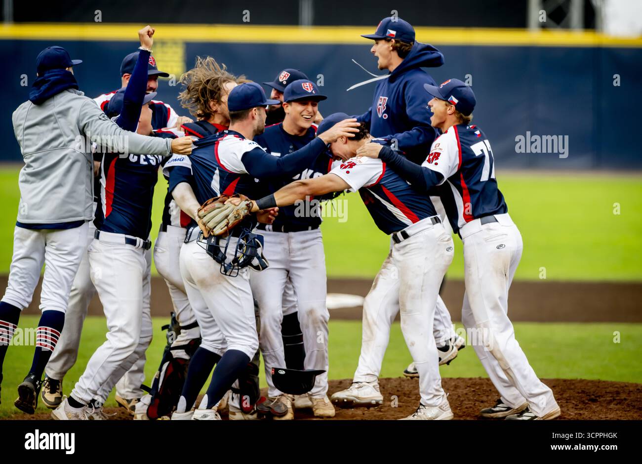 ROTTERDAM - Czech Republic baseball players celebrate against Spain ...
