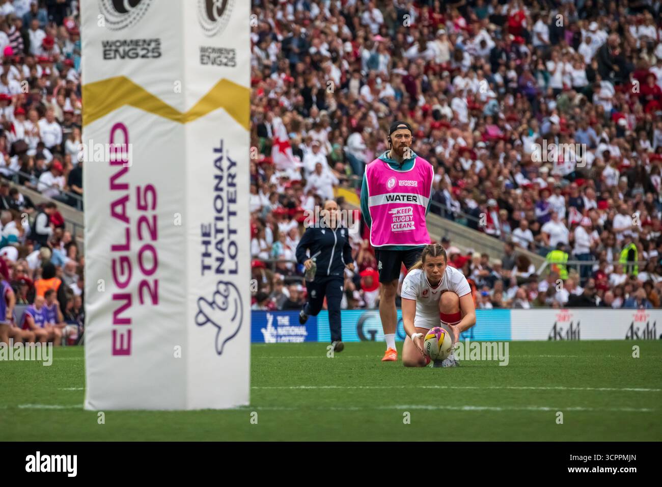 London, UK, 27th September 2025 England fly half Zoe Harrison sets up ...