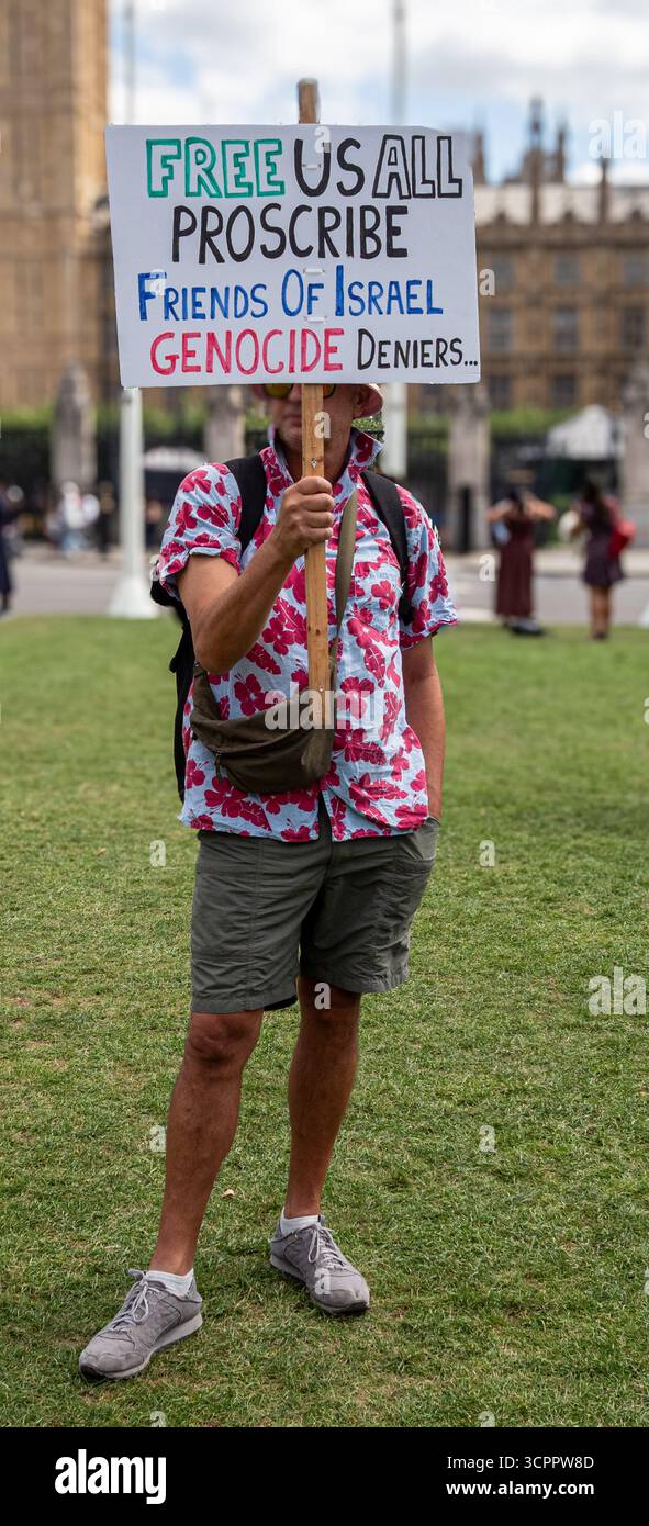 London, UK, 9 August 2025: Pro Palestine supporter holding a placard in ...