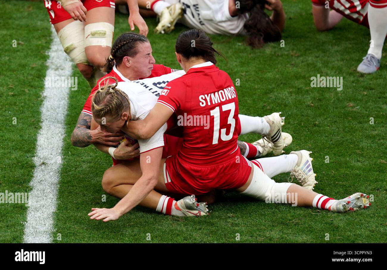 England's Alex Matthews (centre) goes over for a try during the Women's ...