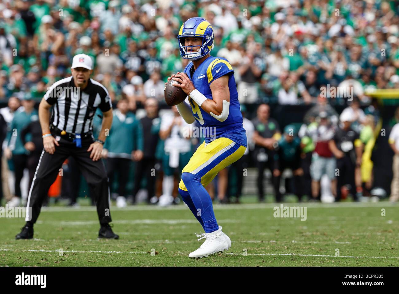 Los Angeles Rams quarterback Matthew Stafford drops back to pass ...