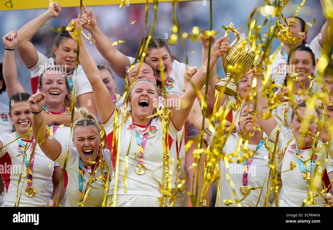 England's players celebrate as Zoe Aldcroft lifts the Women's Rugby ...