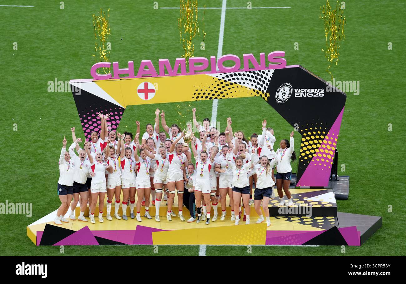 England's players celebrate as Zoe Aldcroft lifts the Women's Rugby ...