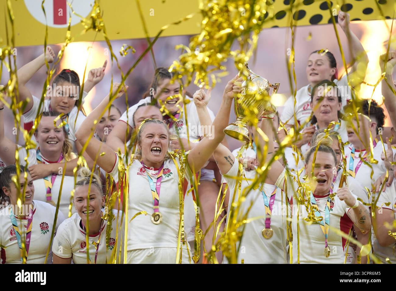 England's players celebrate as Zoe Aldcroft lifts the Women's Rugby ...