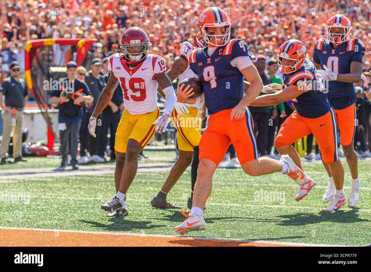Illinois quarterback Luke Altmyer (9) rushes for a touchdown during the ...