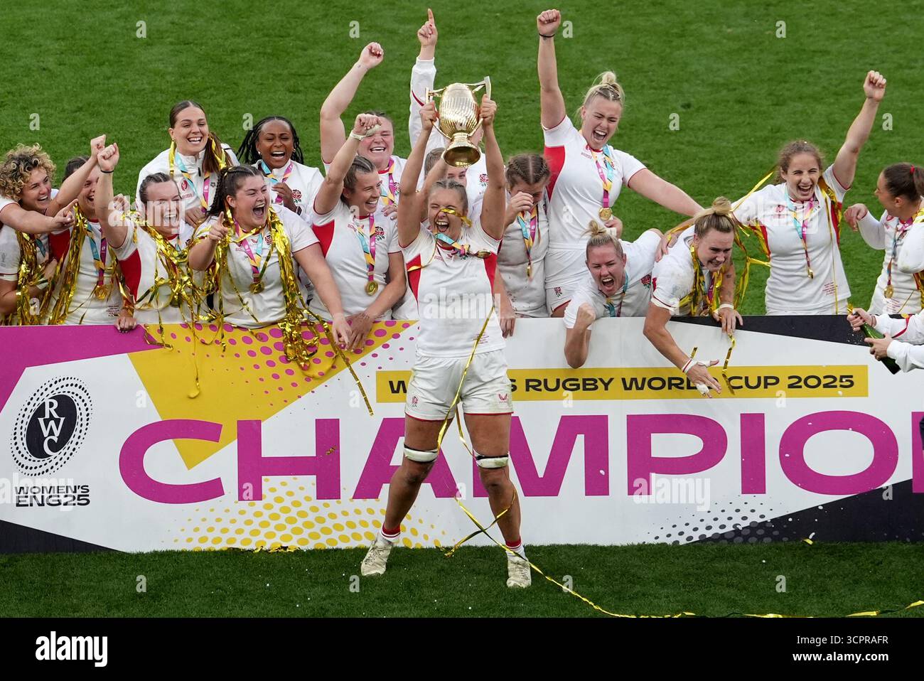 England's players celebrate as Zoe Aldcroft lifts the Women's Rugby ...