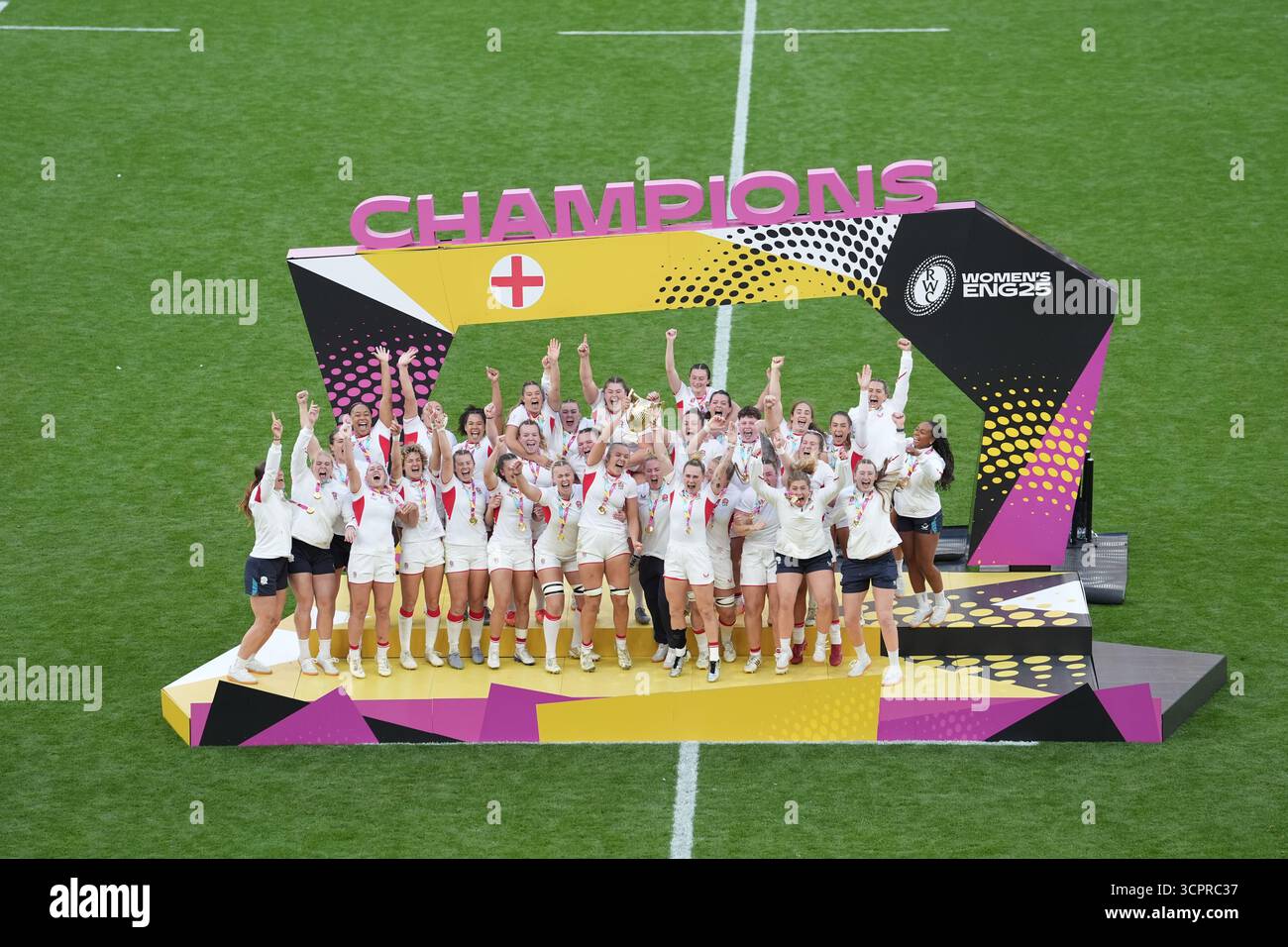 England's players celebrate as Zoe Aldcroft lifts the Women's Rugby ...