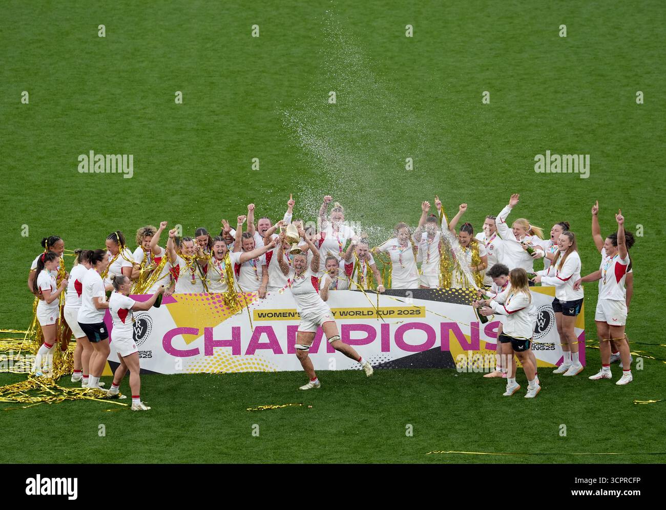 England's players celebrate as Zoe Aldcroft lifts the Women's Rugby ...