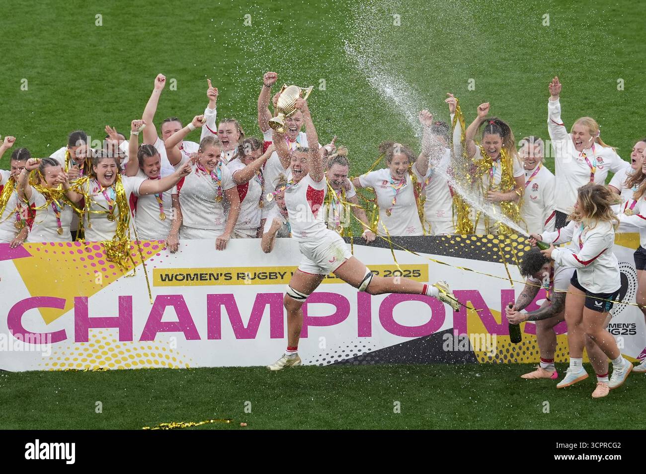 England's players celebrate as Zoe Aldcroft lifts the Women's Rugby ...