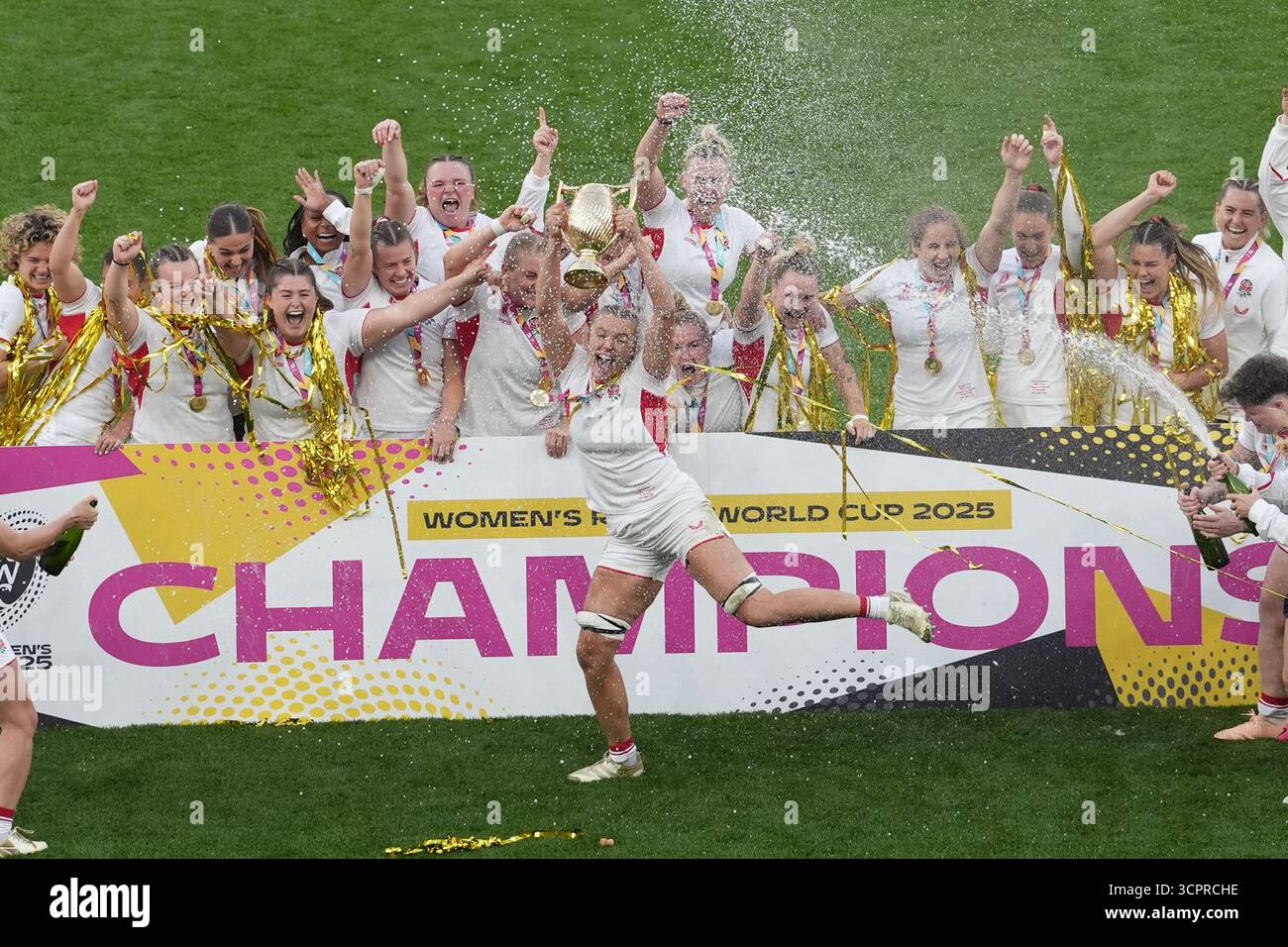 England's players celebrate as Zoe Aldcroft lifts the Women's Rugby ...