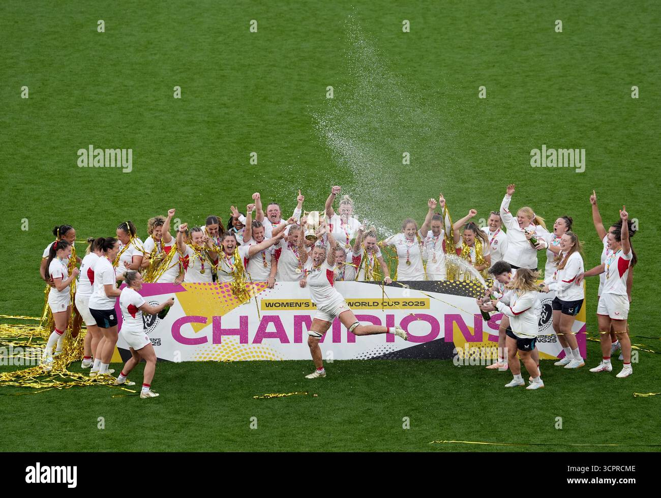 England's players celebrate as Zoe Aldcroft lifts the Women's Rugby ...