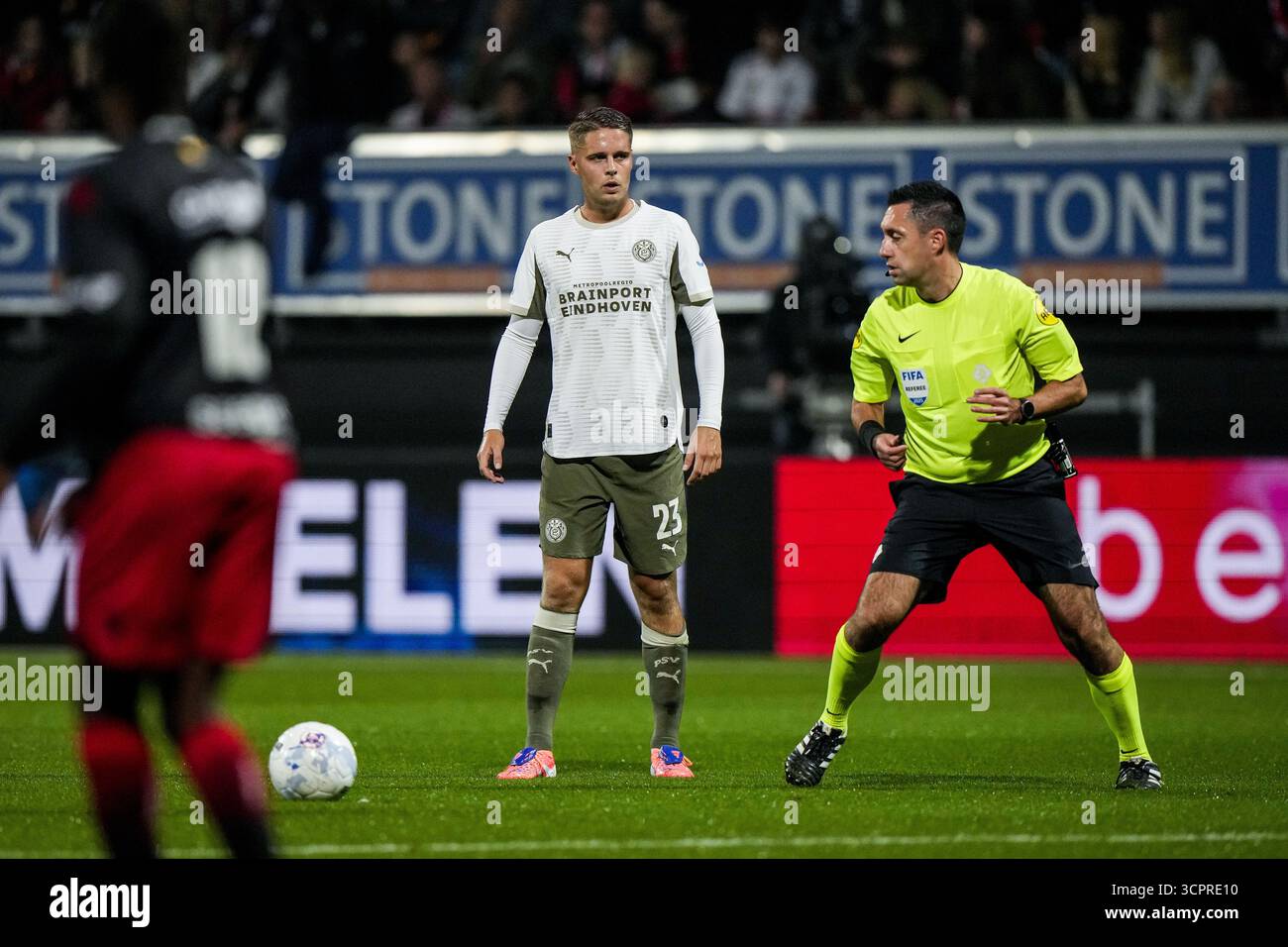 ROTTERDAM - Joey Veerman of PSV Eindhoven prepares to take a free kick ...