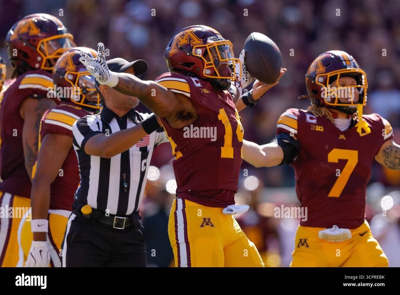 MINNEAPOLIS, MN - SEPTEMBER 27: Minnesota Golden Gophers defensive back ...