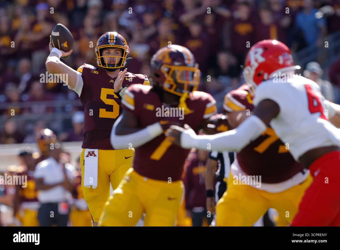 MINNEAPOLIS, MN - SEPTEMBER 27: Minnesota Golden Gophers quarterback ...